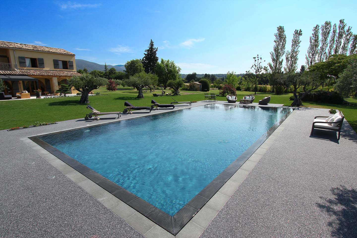 5 bonnes idées pour construire une piscine originale - Atout Piscines